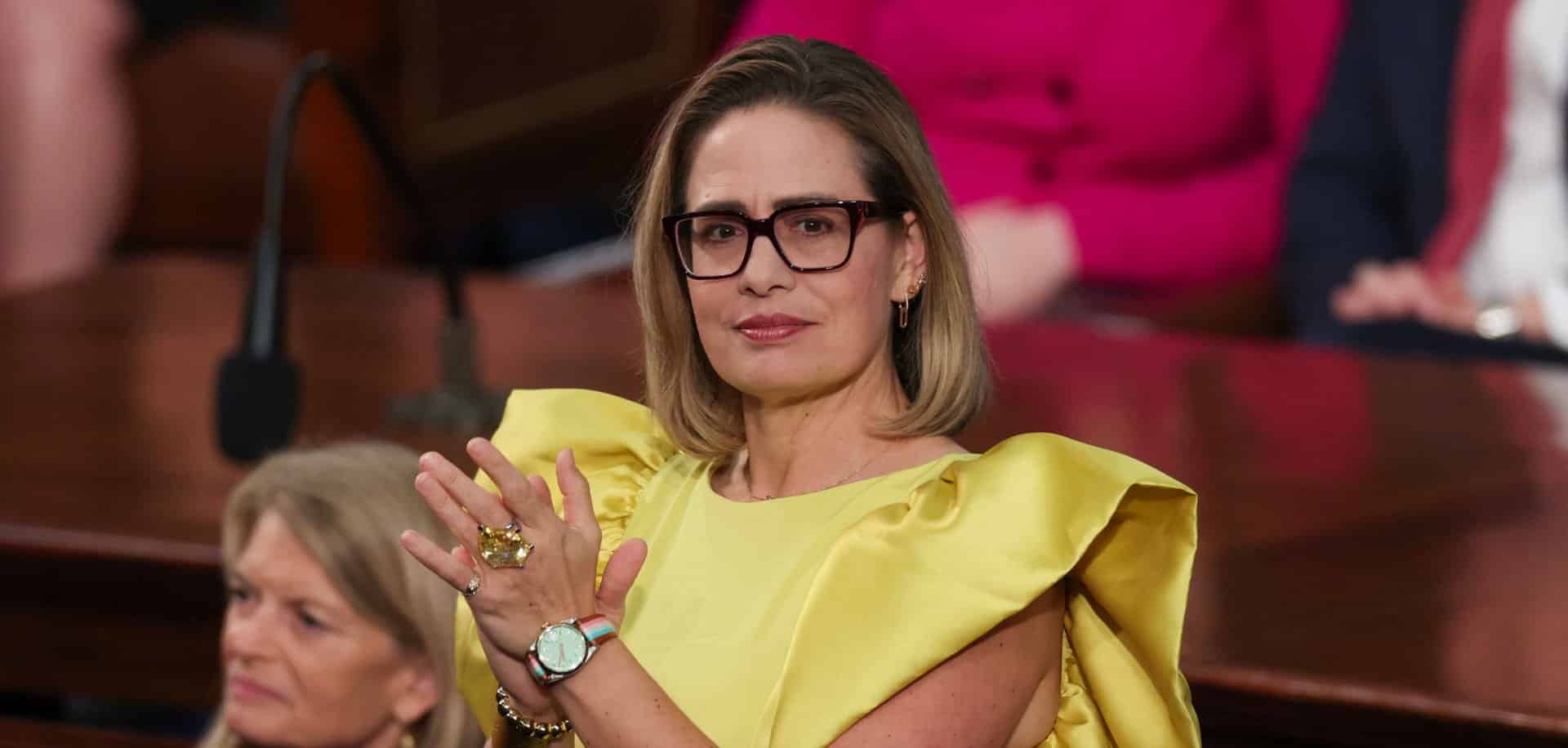 El vestido amarillo de Krysten Sinema fue declarado un crimen de la ...